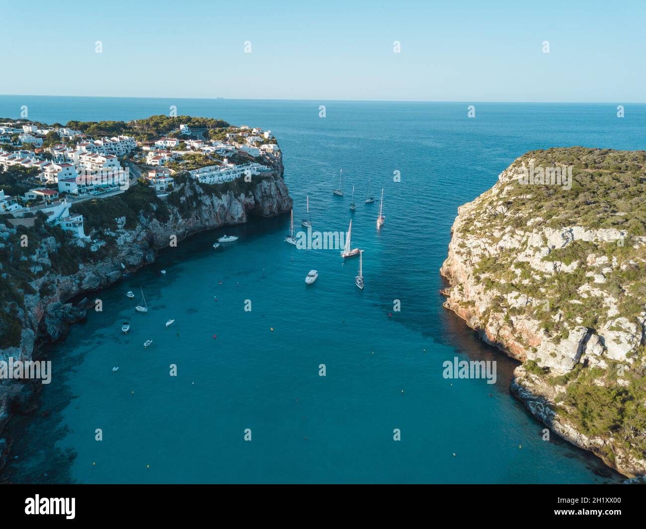 Waves and yacht from top view. Turquoise water background from top view ...