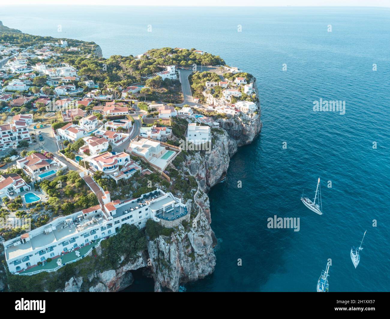 Waves and yacht from top view. Turquoise water background from top view ...