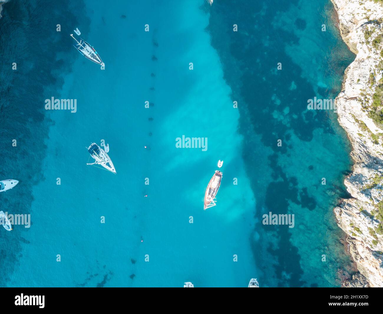Waves and yacht from top view. Turquoise water background from top view ...