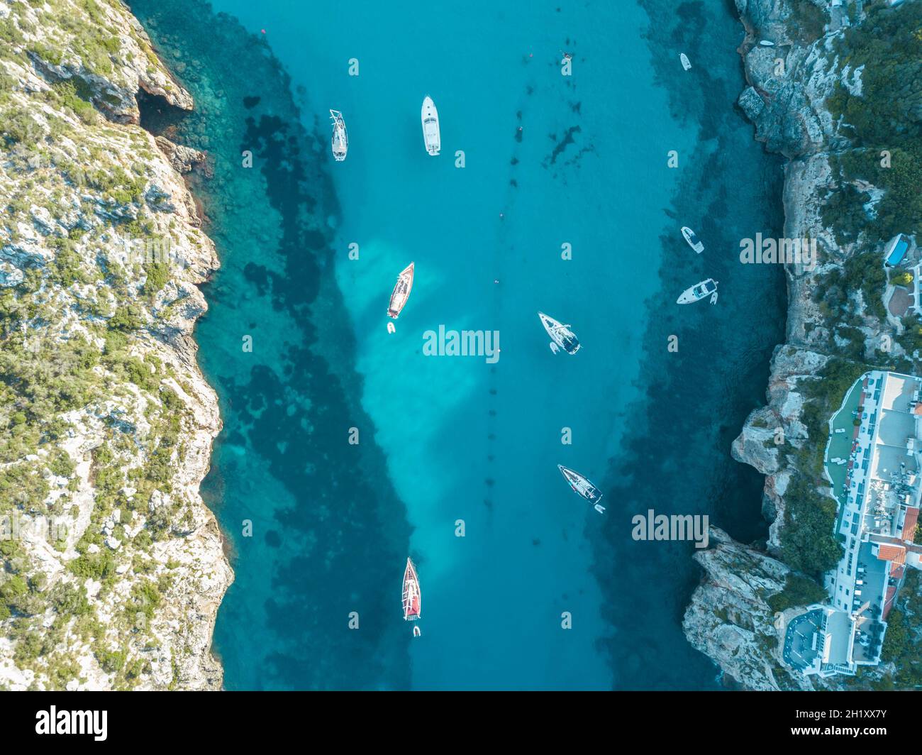 Waves and yacht from top view. Turquoise water background from top view ...