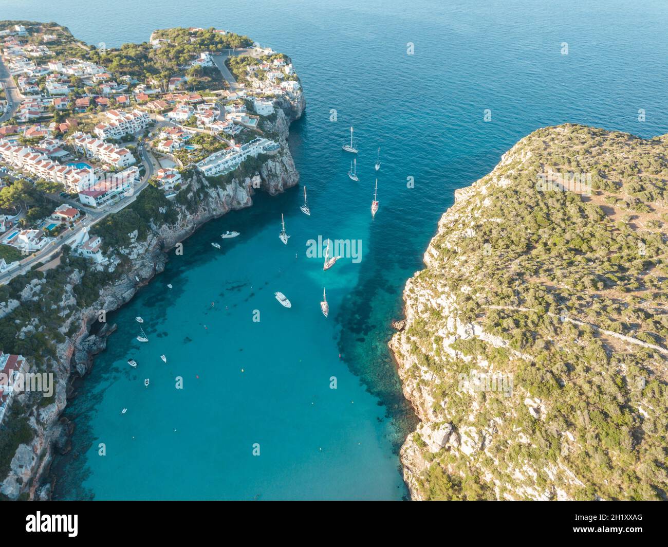 Waves and yacht from top view. Turquoise water background from top view ...