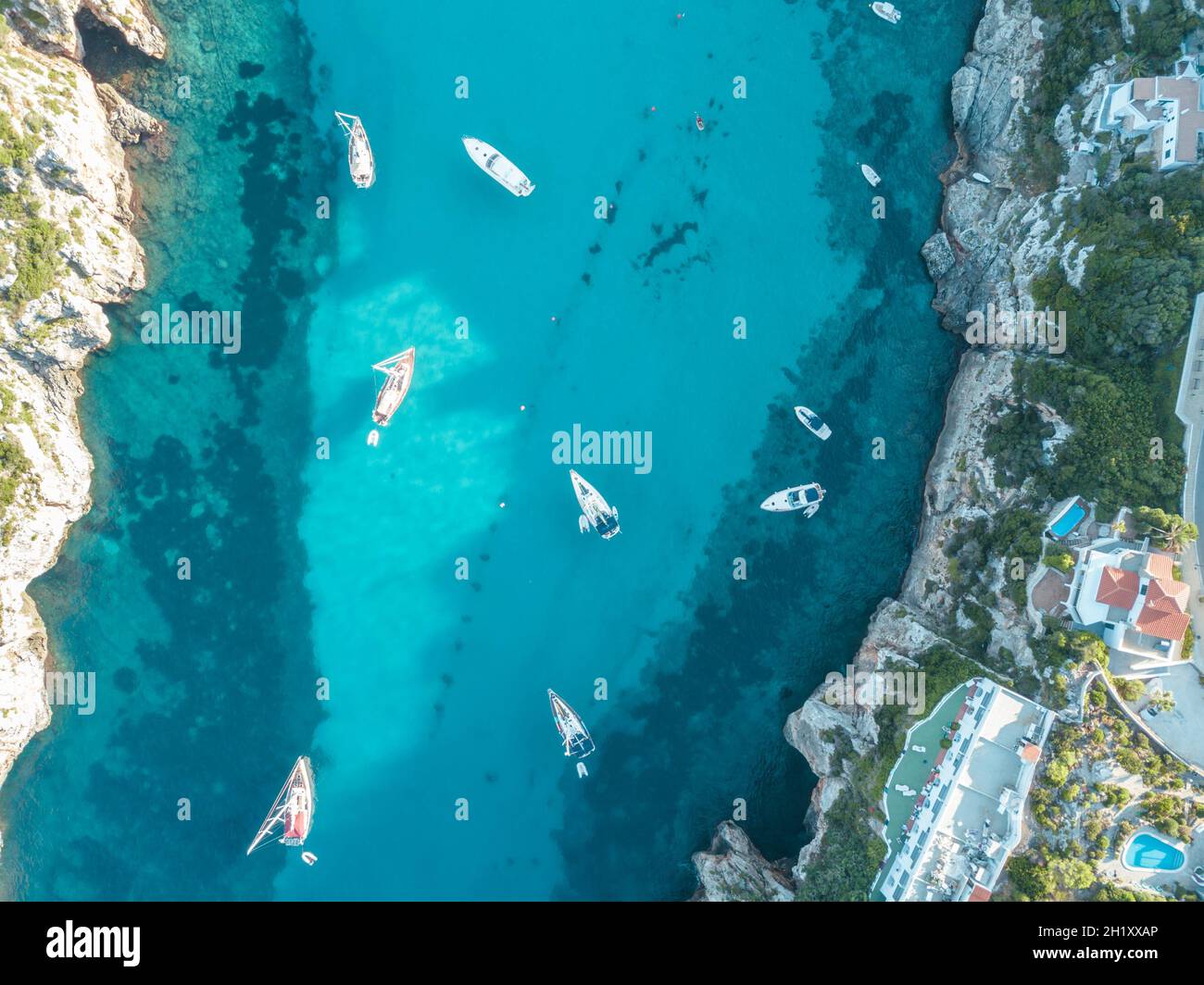 Waves and yacht from top view. Turquoise water background from top view ...