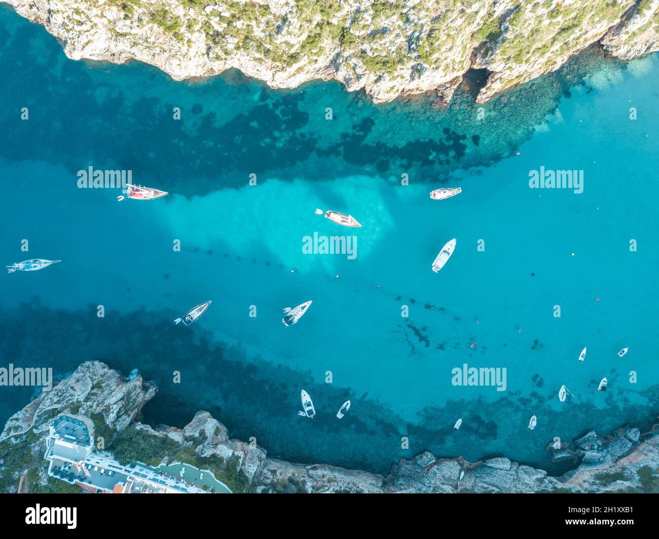 Waves and yacht from top view. Turquoise water background from top view ...