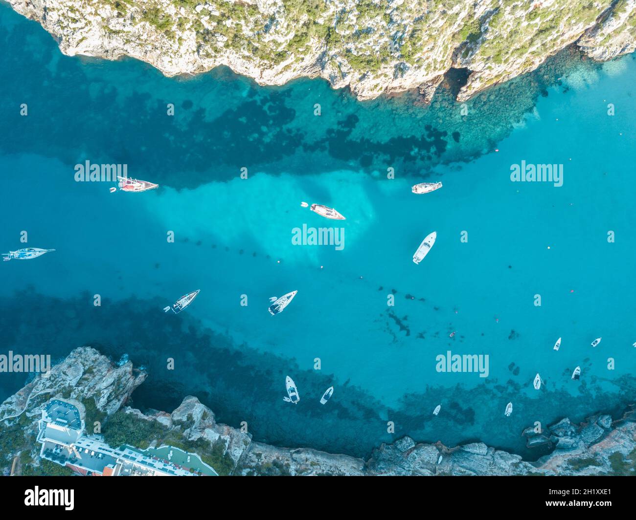 Waves and yacht from top view. Turquoise water background from top view ...