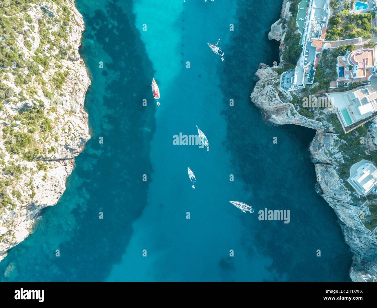 Waves and yacht from top view. Turquoise water background from top view ...