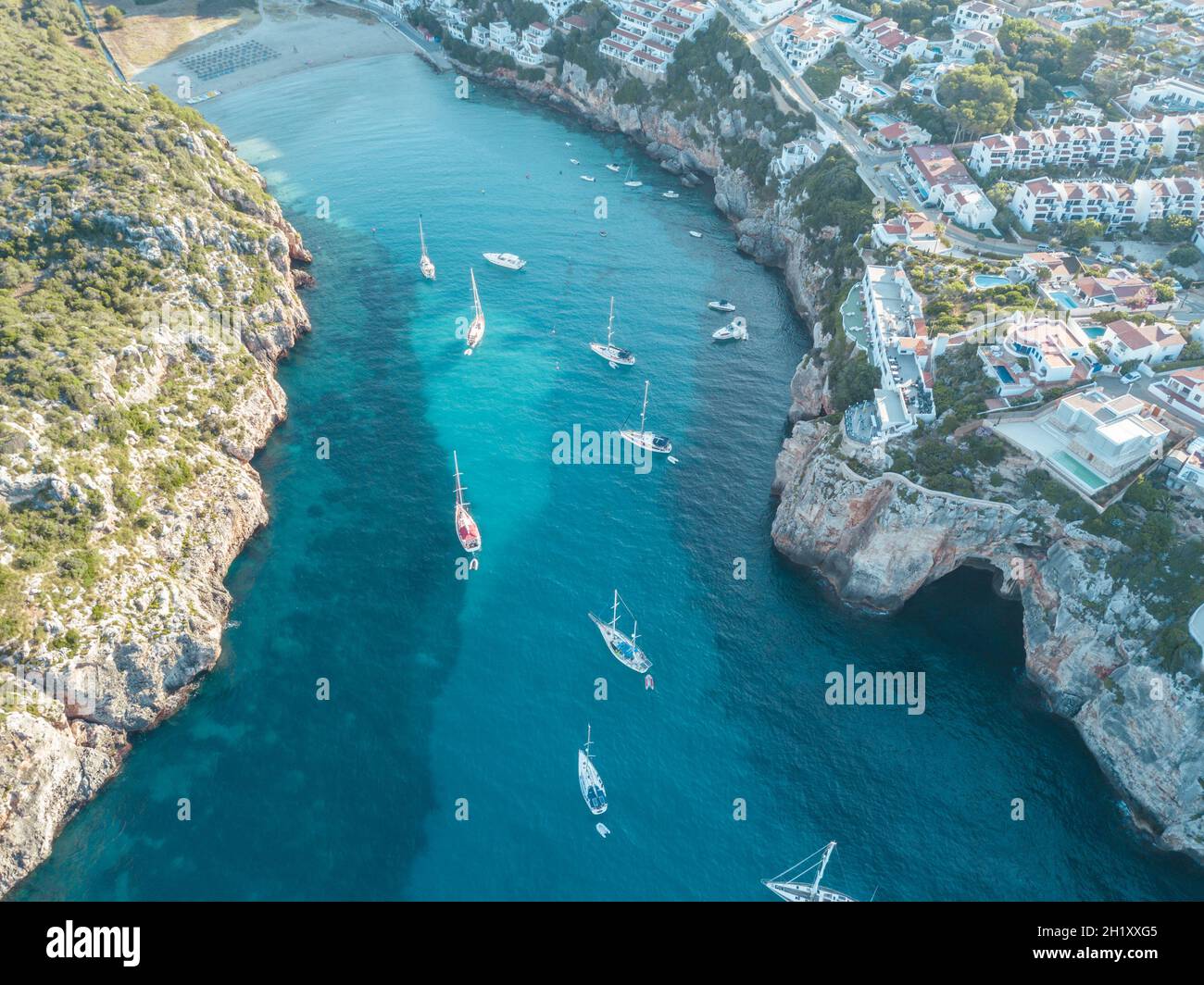 Waves and yacht from top view. Turquoise water background from top view ...