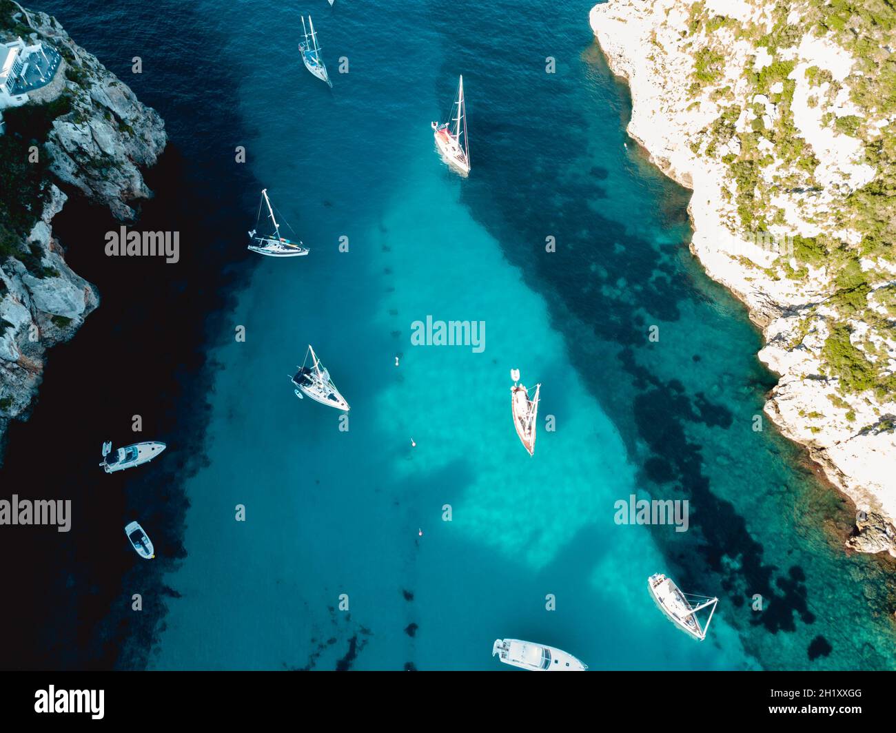 Waves and yacht from top view. Turquoise water background from top view ...