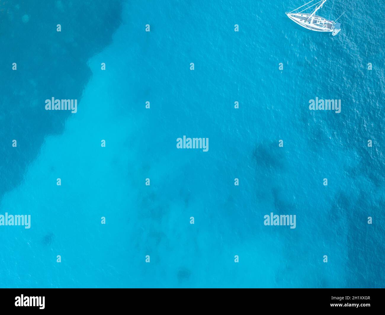 Waves and yacht from top view. Turquoise water background from top view ...