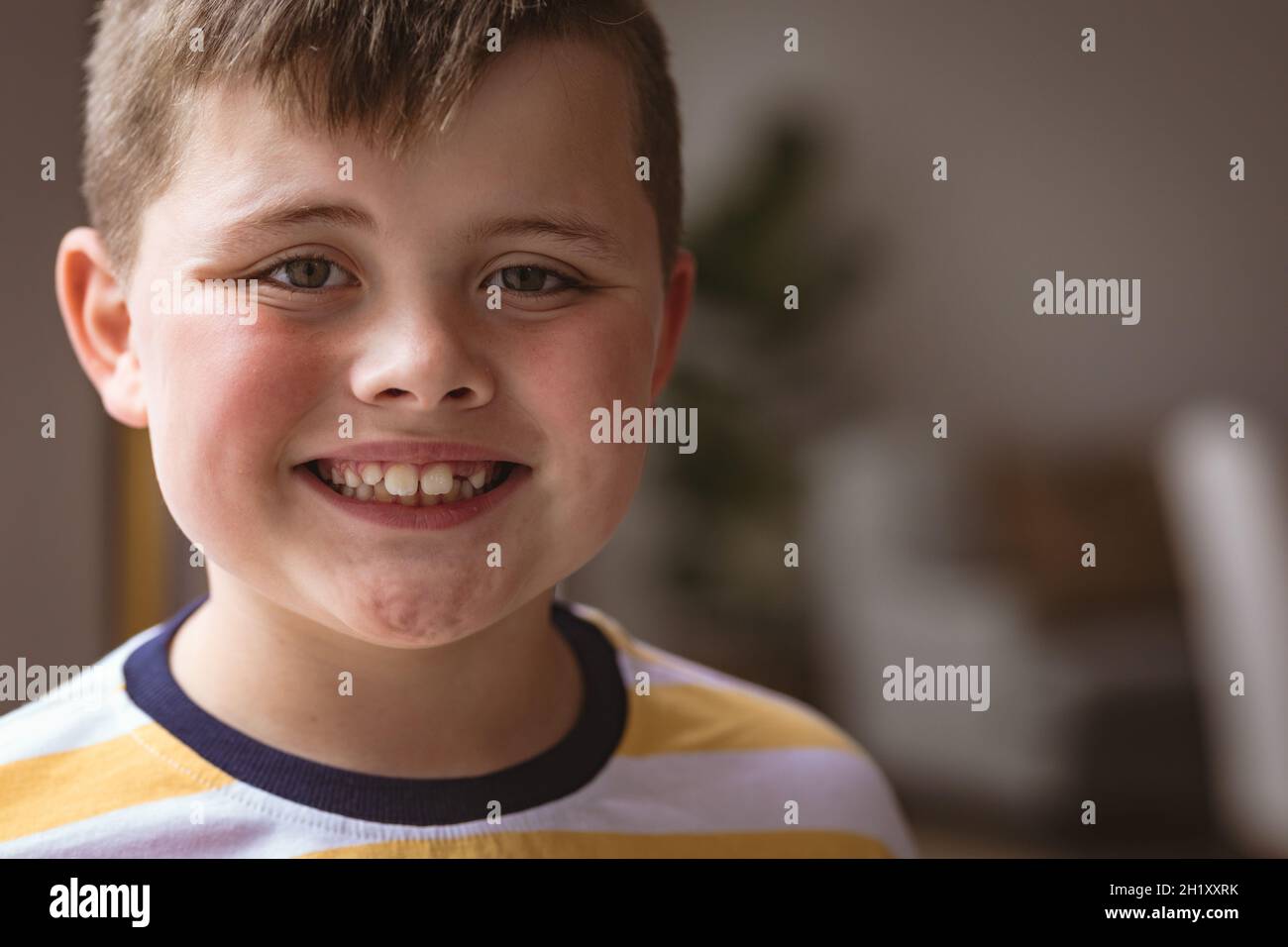 Kid smiling up close hi-res stock photography and images - Alamy