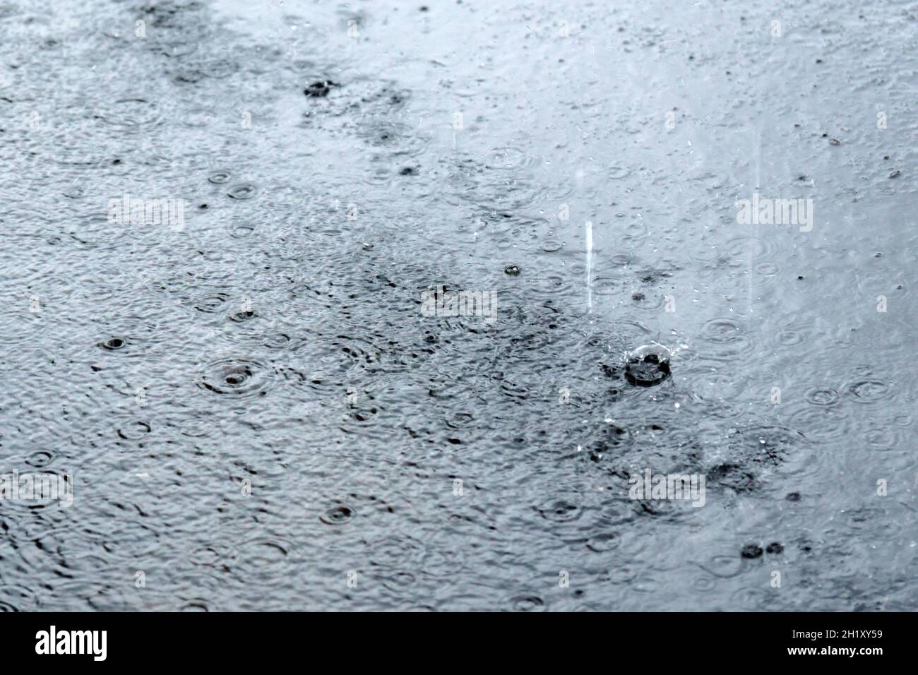 Raindrop ripples puddle pattern hi-res stock photography and images - Alamy