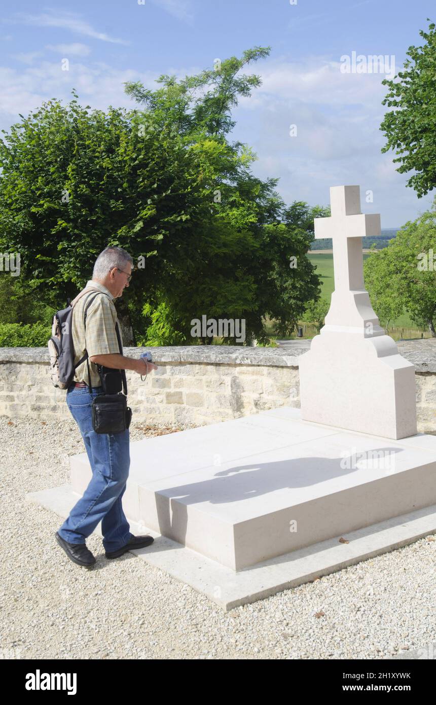 FRANCE. HAUTE-MARNE (52). COLOMBEY-LES-DEUX-EGLISES. TOURIST IN FRONT OF THE TOMB OF GENERAL DE ...