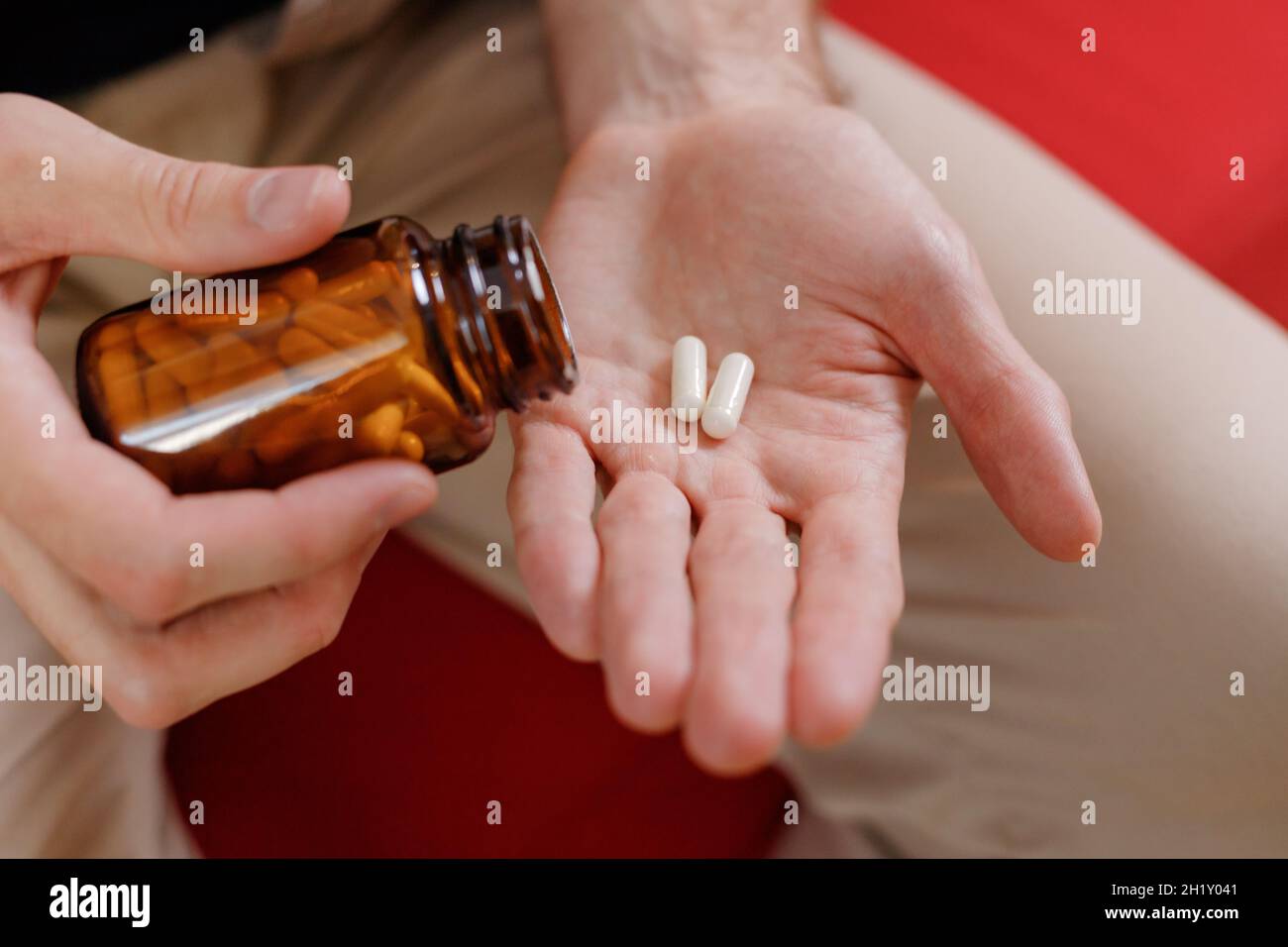 Human hands pill bottle hi-res stock photography and images - Alamy