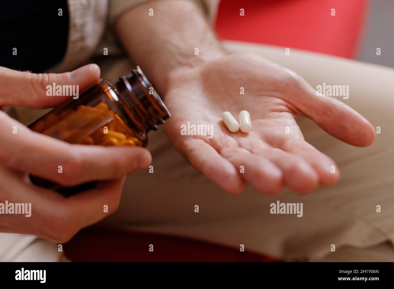 Human hands pill bottle hi-res stock photography and images - Alamy