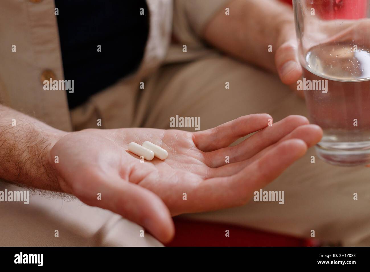 Human hands pill bottle hi-res stock photography and images - Alamy