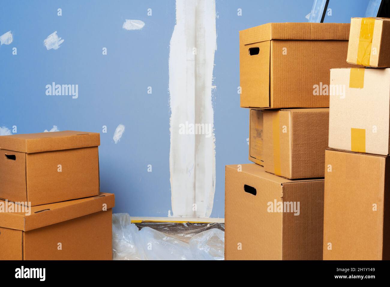 Close up of moving carton boxes in an empty room Stock Photo - Alamy