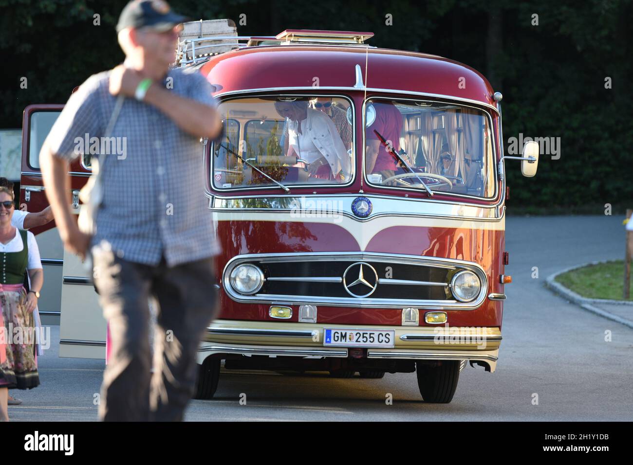 Oldtimer-Bus im Salzkammergut, Oberösterreich, Österreich, Europa ...