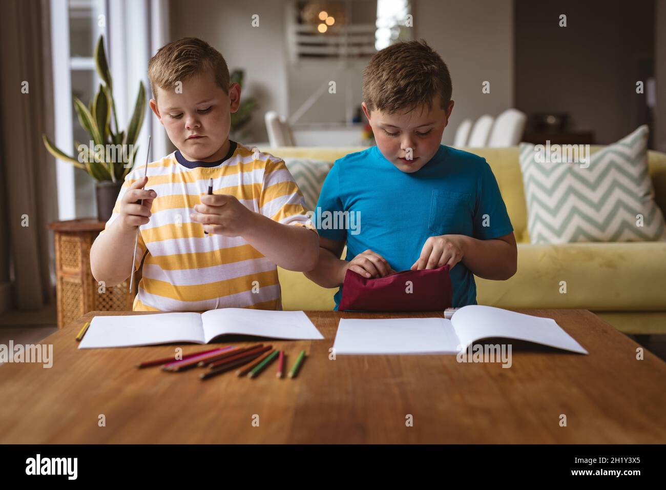 Boys drawing hi-res stock photography and images - Alamy