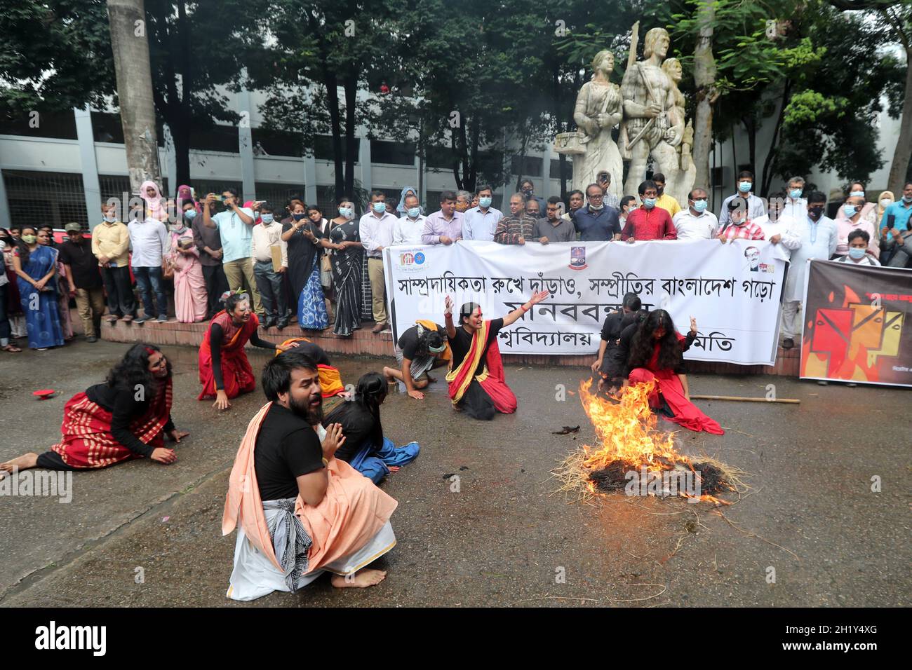 Students of Dhaka University Theater and Performance Studies Department ...