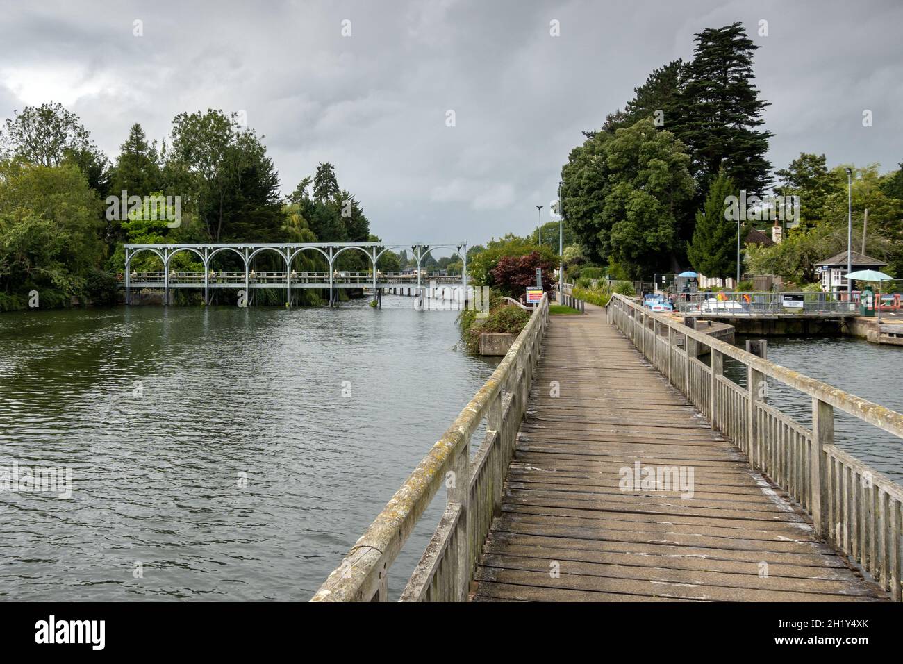 Marsh Lock walkway, part of the Thames path, and weir on the River ...