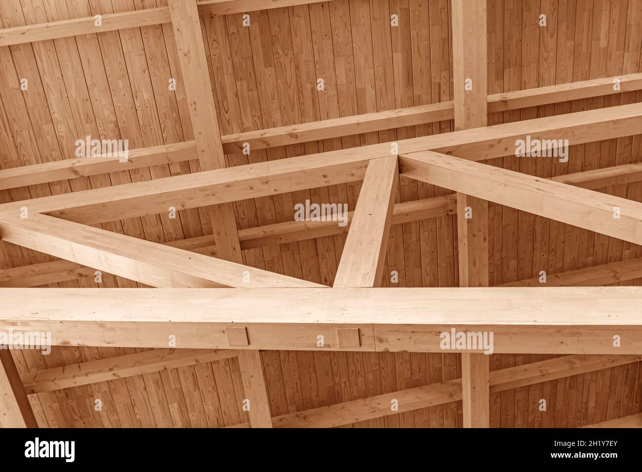 Wooden roof construction. Overlapping a wooden house Stock Photo - Alamy
