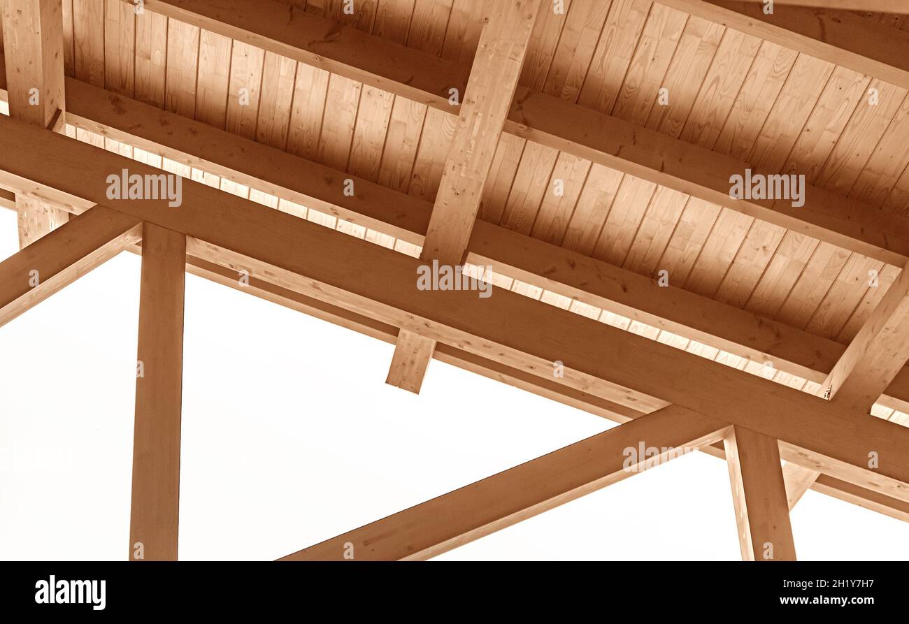 Wooden roof construction. Overlapping a wooden house Stock Photo - Alamy