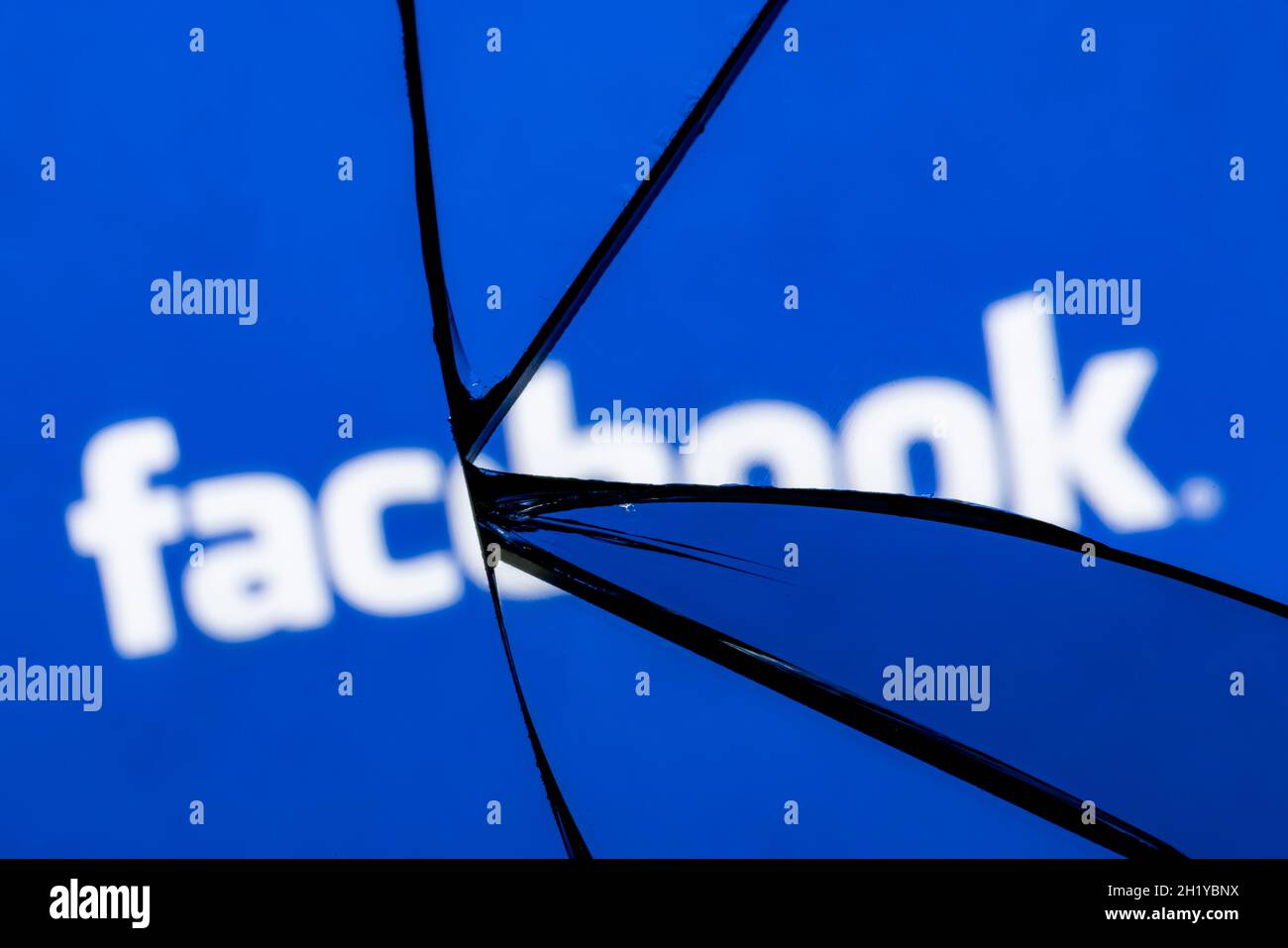 Facebook logo crack hi-res stock photography and images - Alamy