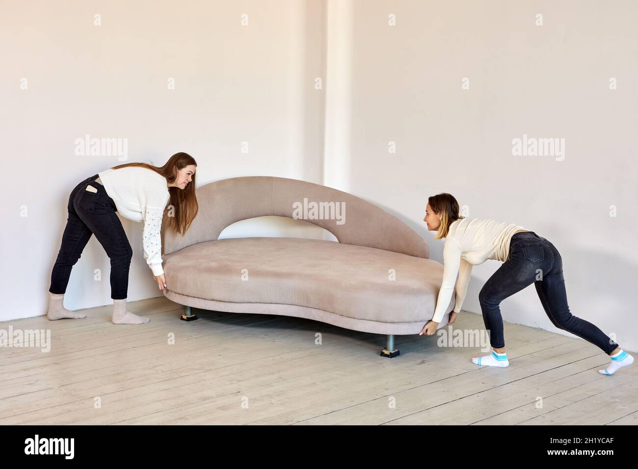 Movers moving sofa hi-res stock photography and images - Alamy