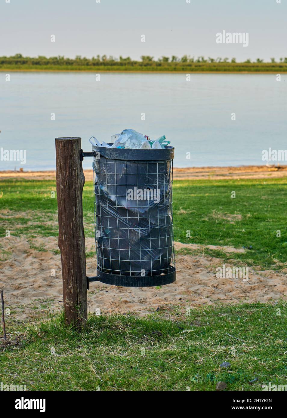 Rubbish trash garbage river hi-res stock photography and images - Alamy