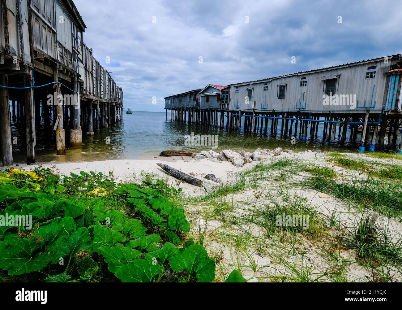 Ramshackle wooden buildings hi-res stock photography and images - Alamy