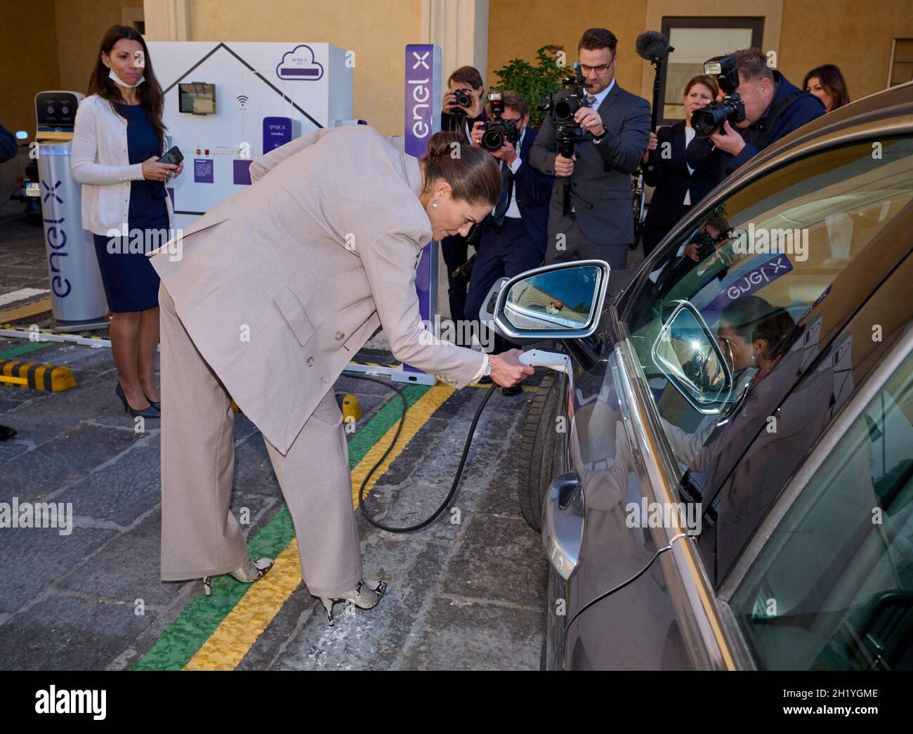 Rome, Italy. 19th Oct, 2021. Crown Princess tries to charge embassy car ...