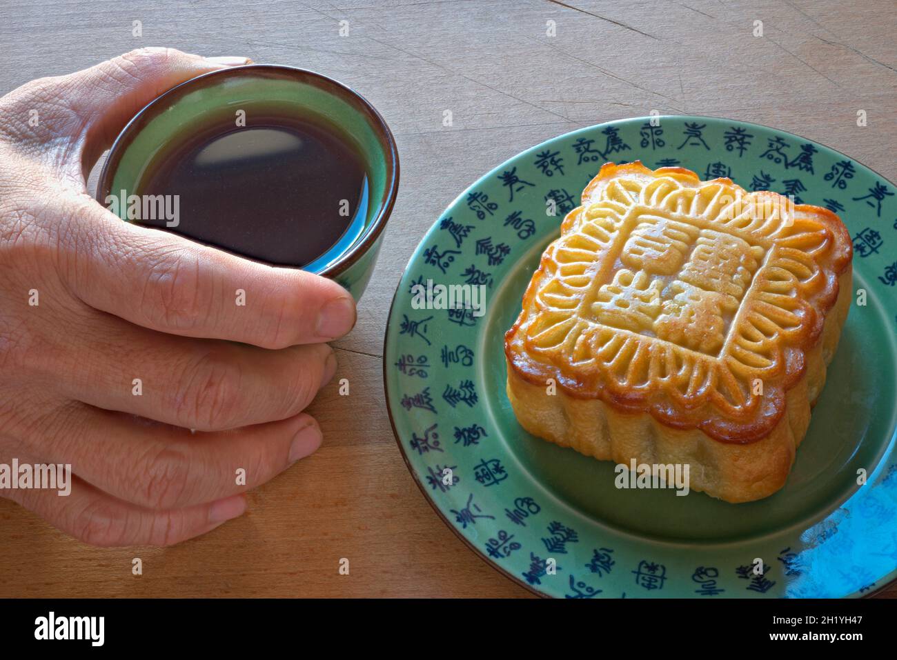 A Chinese mooncake and cup of tea Stock Photo - Alamy