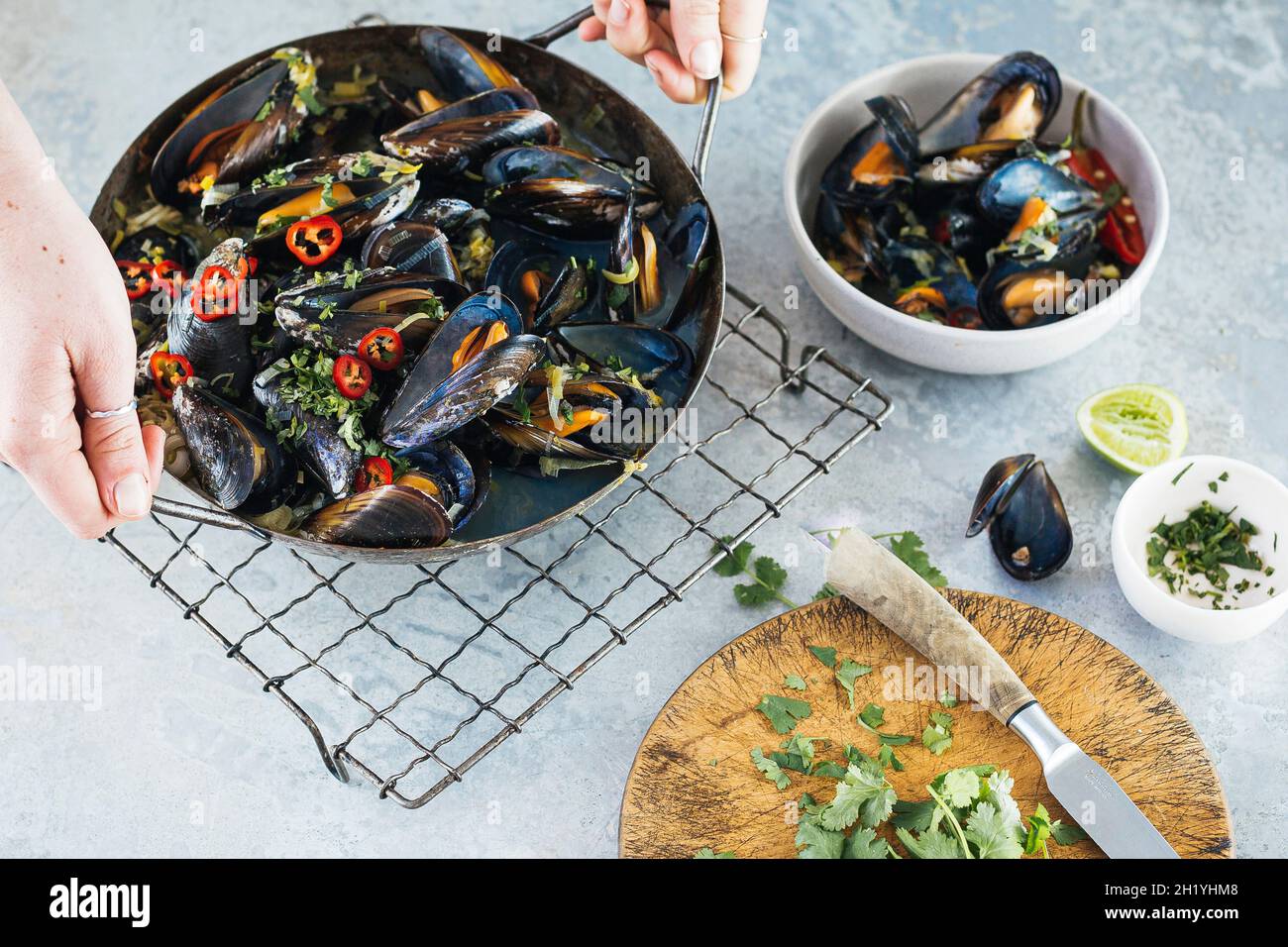 Asian mussels with chilli, lime and cilantro Stock Photo - Alamy