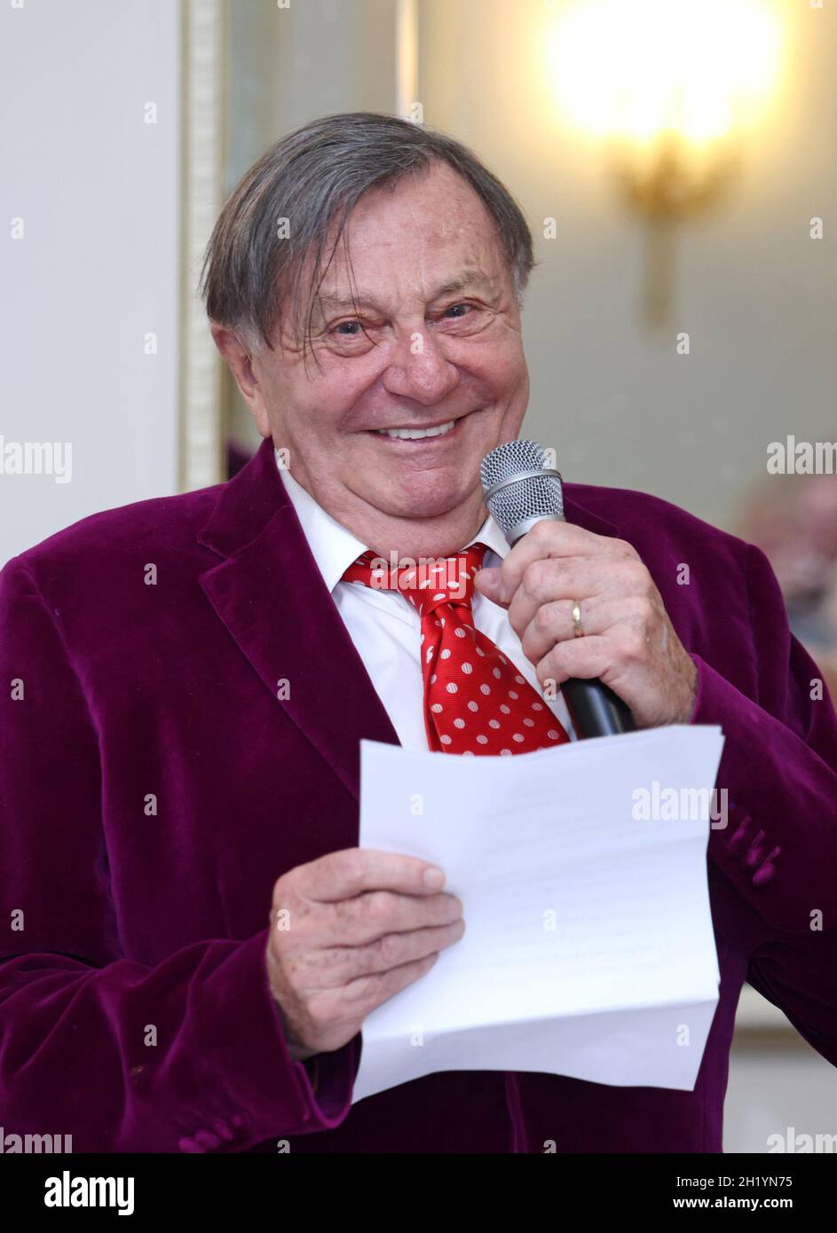 Barry Humphries accepts the Wizard of Oz award for his fictional ...