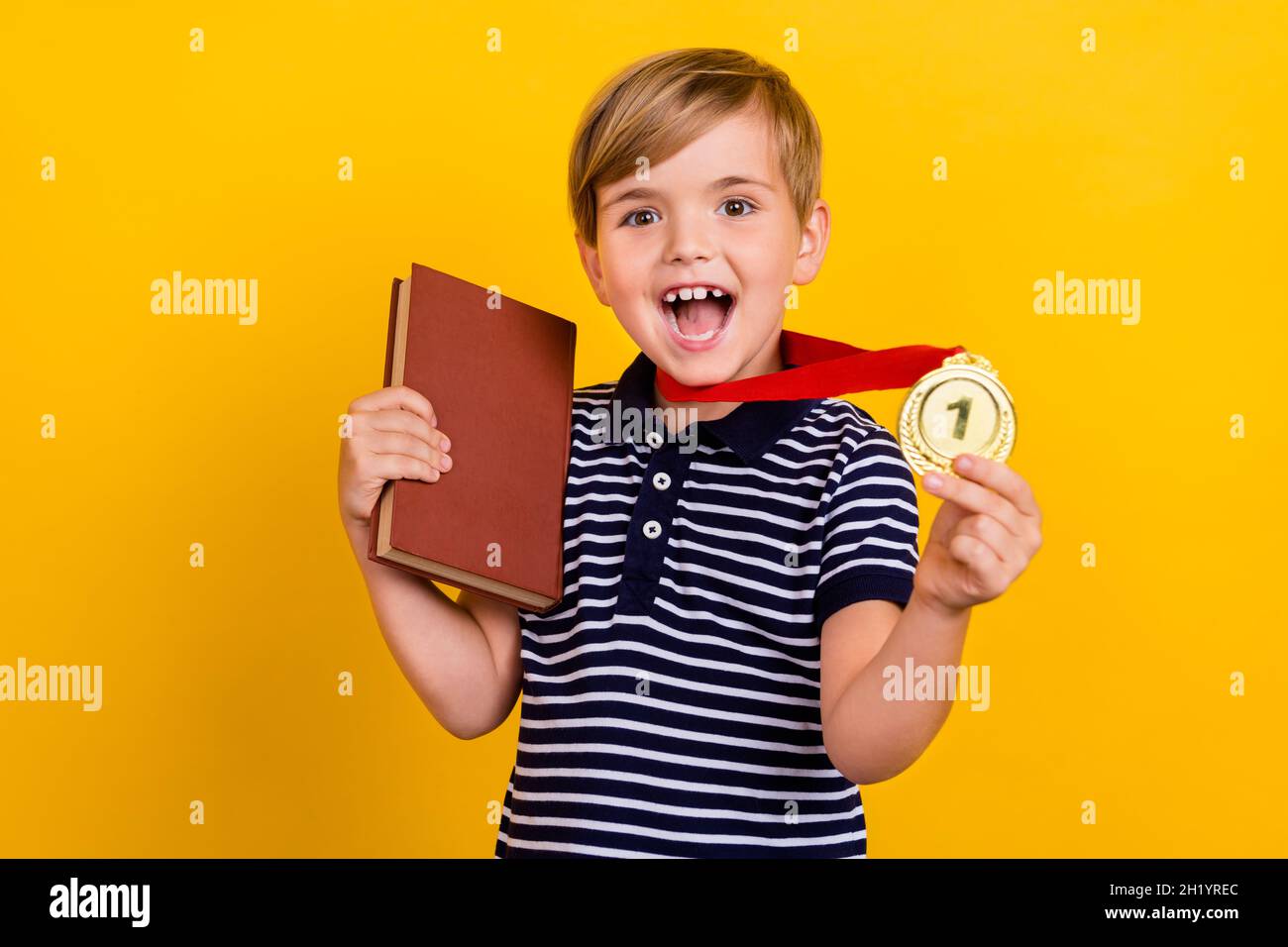 Photo portrait little boy wearing golden medal prize smartest student ...