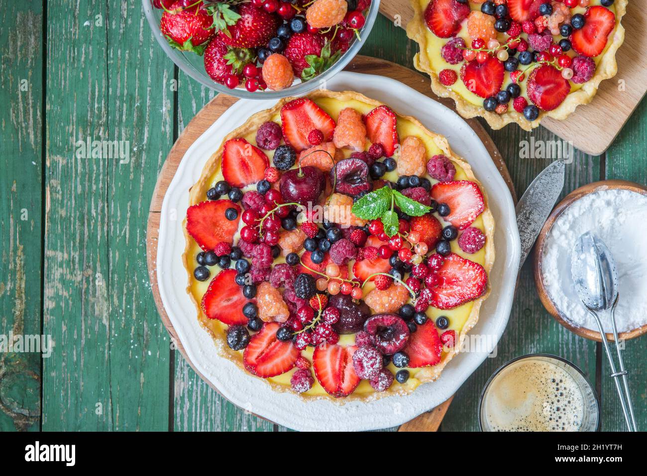 Berry tart with custard filling Stock Photo - Alamy