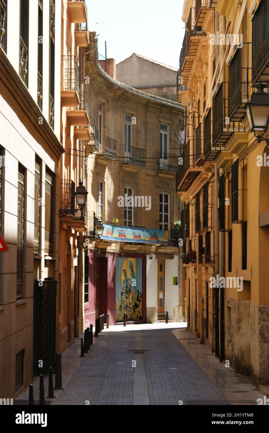 VALENCIA, SPAIN - Aug 18, 2010: The narrow pathways surrounded by ...