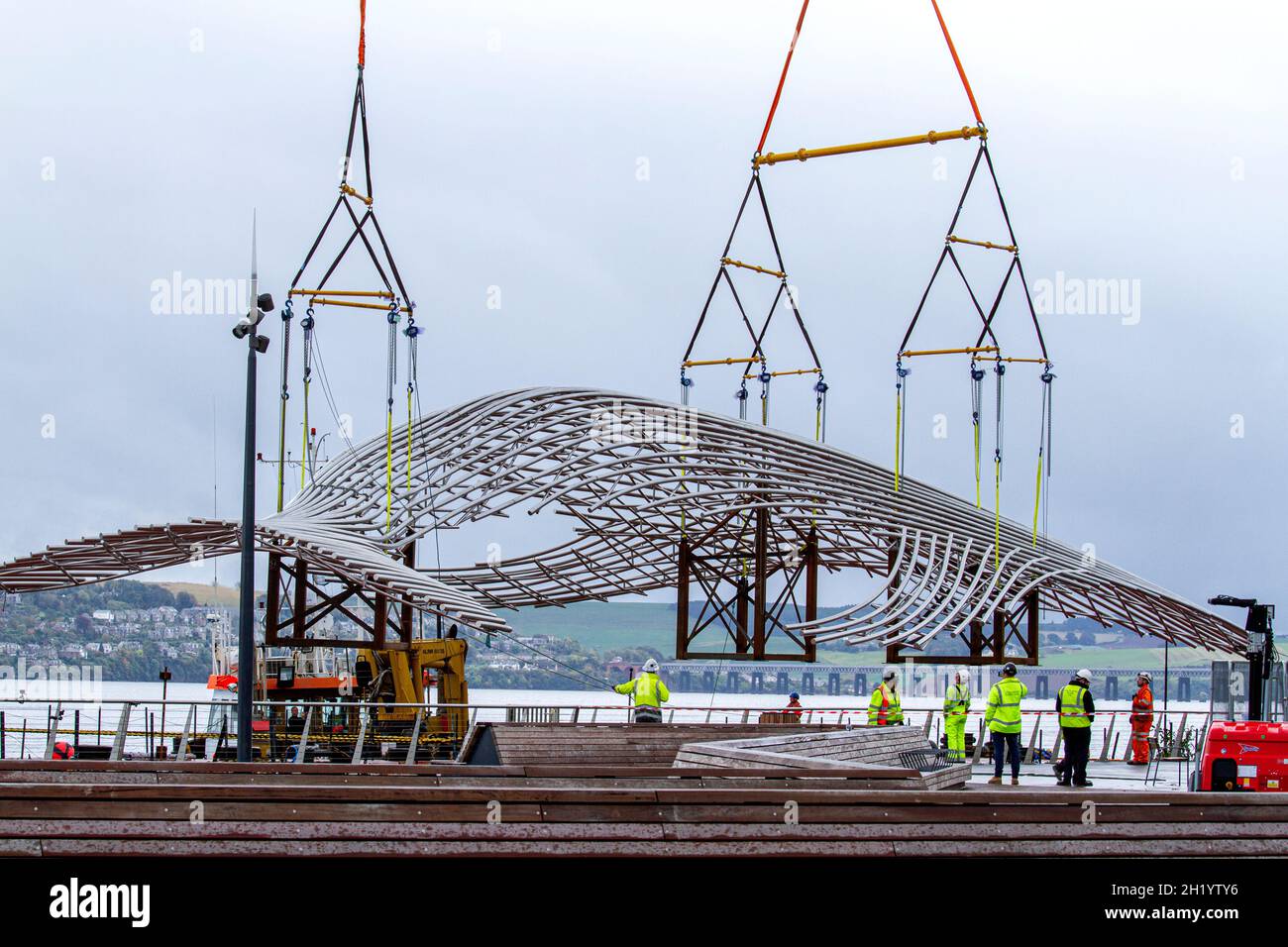 Dundee whale sculpture hi-res stock photography and images - Alamy