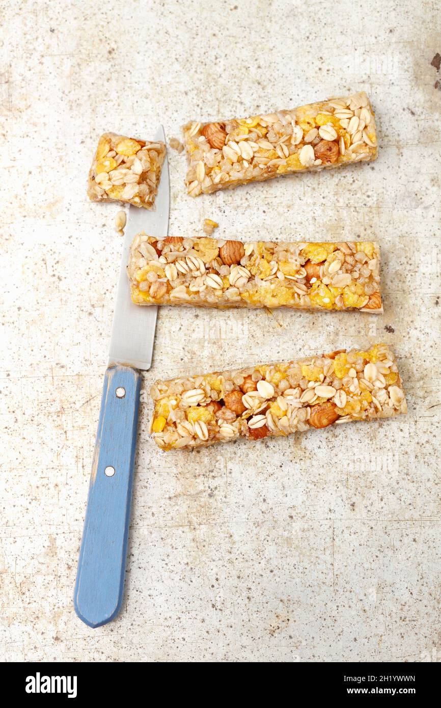 People eating muesli bar hi-res stock photography and images - Alamy