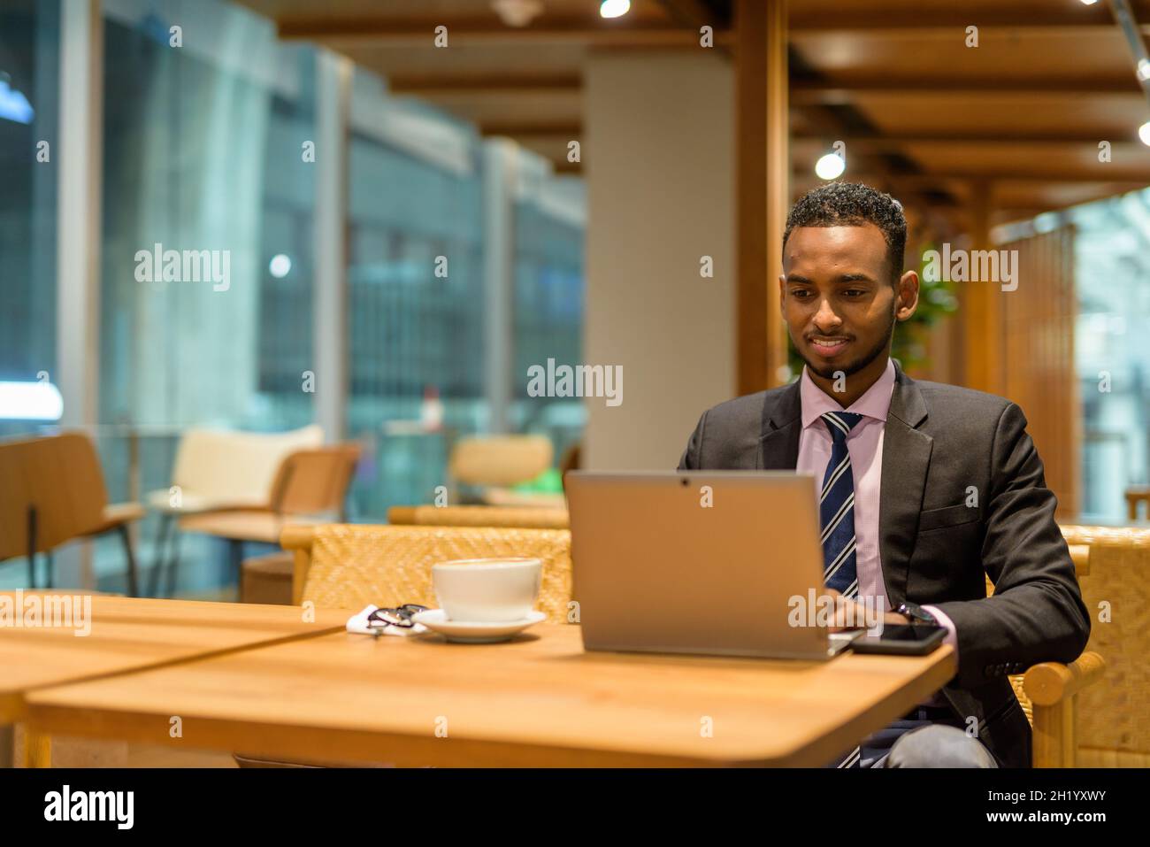 Professional black man working hi-res stock photography and images - Alamy