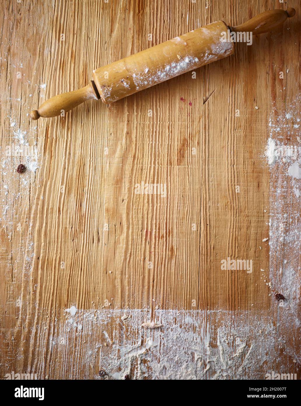 A floured wooden work surface and a rolling pin Stock Photo - Alamy