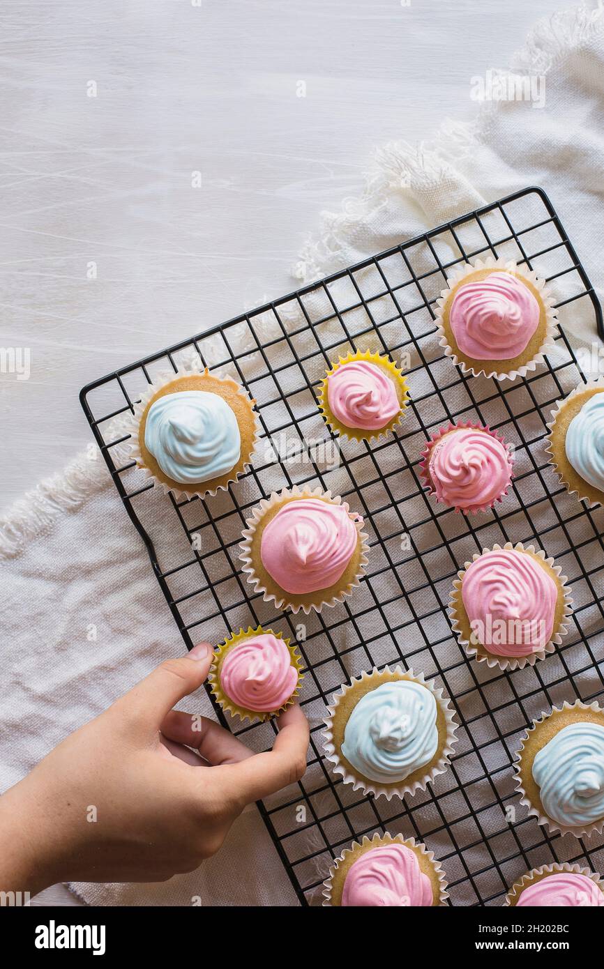 Cream cupcakes on cooling rack hi-res stock photography and images - Alamy