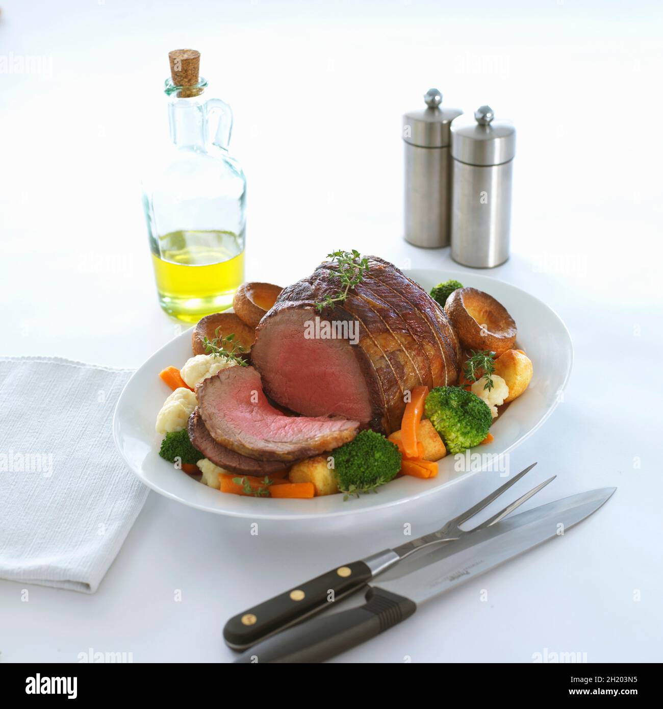 roast beef joint with vegetables and yorkshire puddings Stock Photo - Alamy