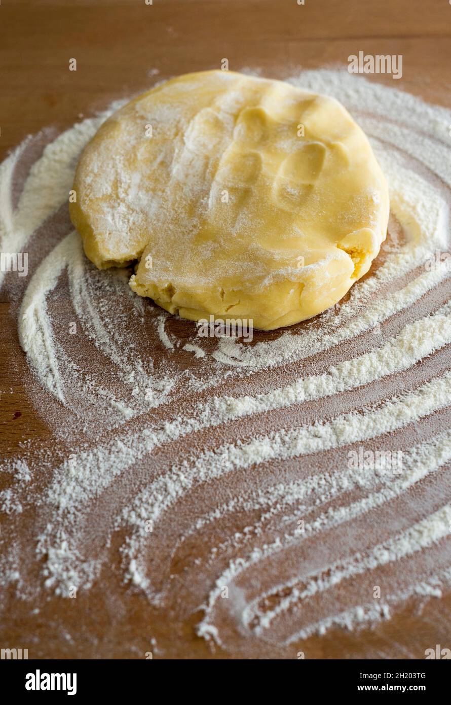Shortcrust pastry on a floured work surface Stock Photo - Alamy