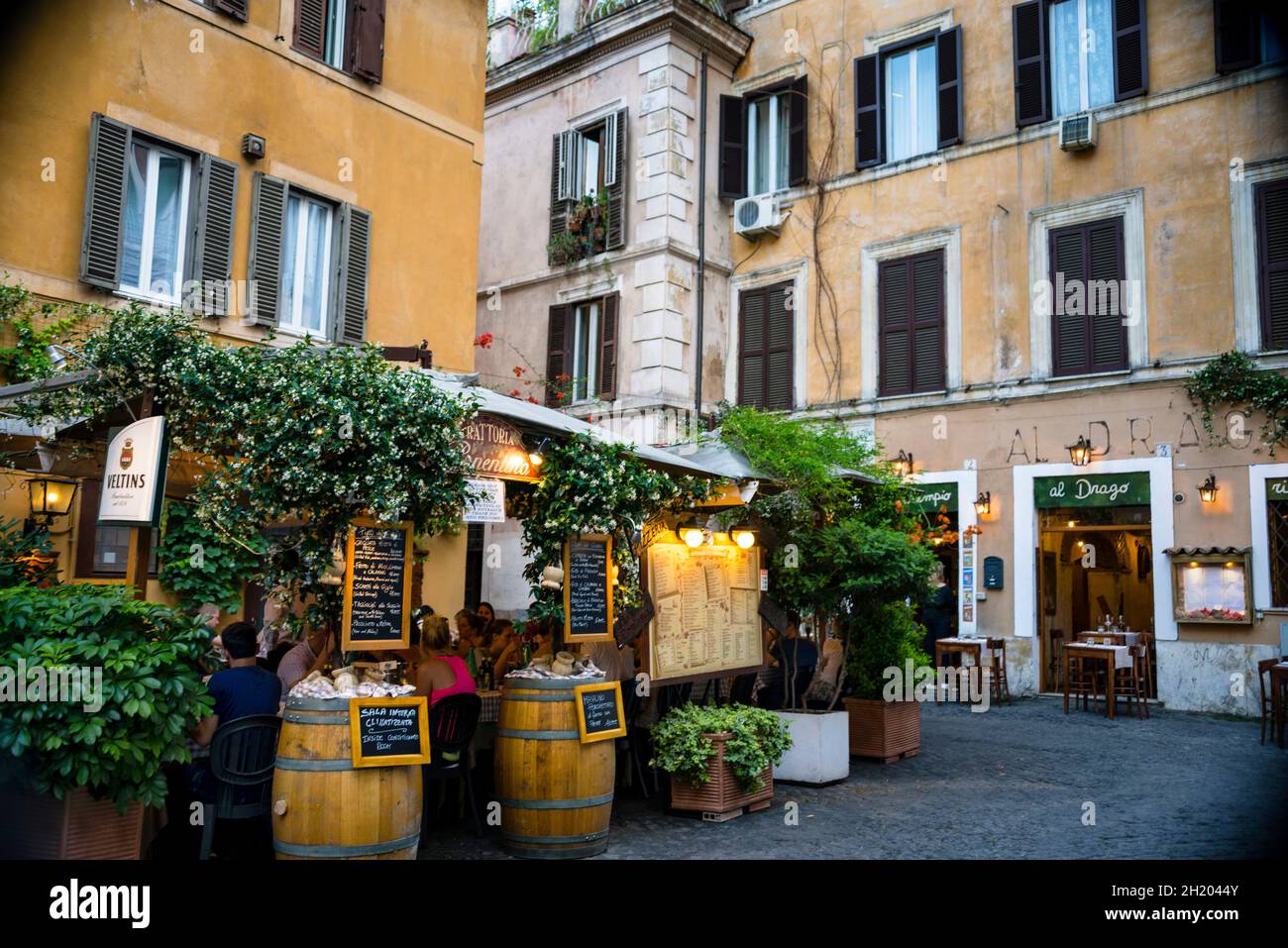 Casual dining rome hi-res stock photography and images - Alamy