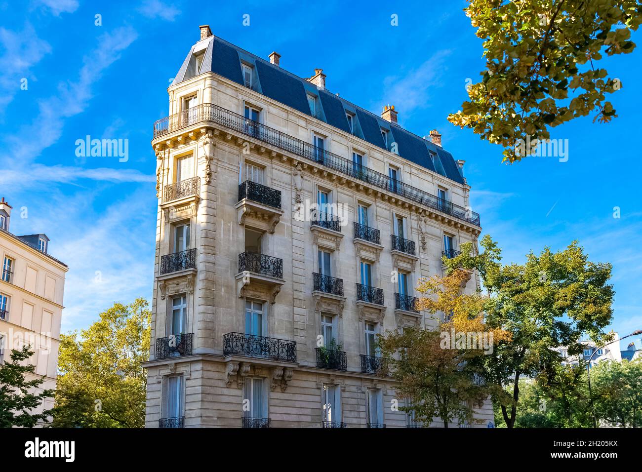 Typical paris flat building hi-res stock photography and images - Alamy