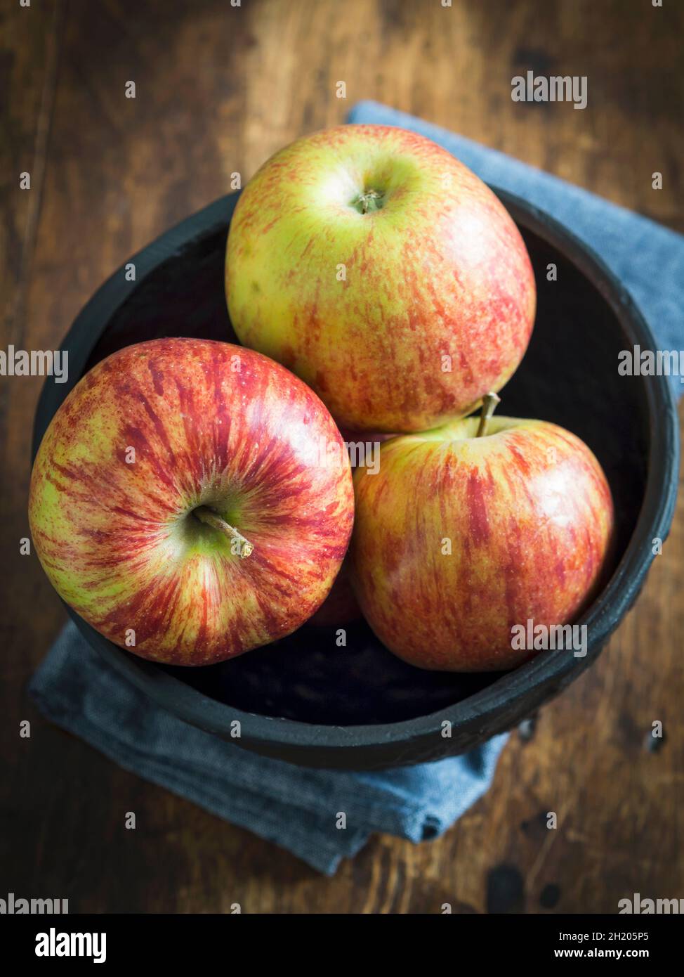 Three apples bowl hi-res stock photography and images - Alamy