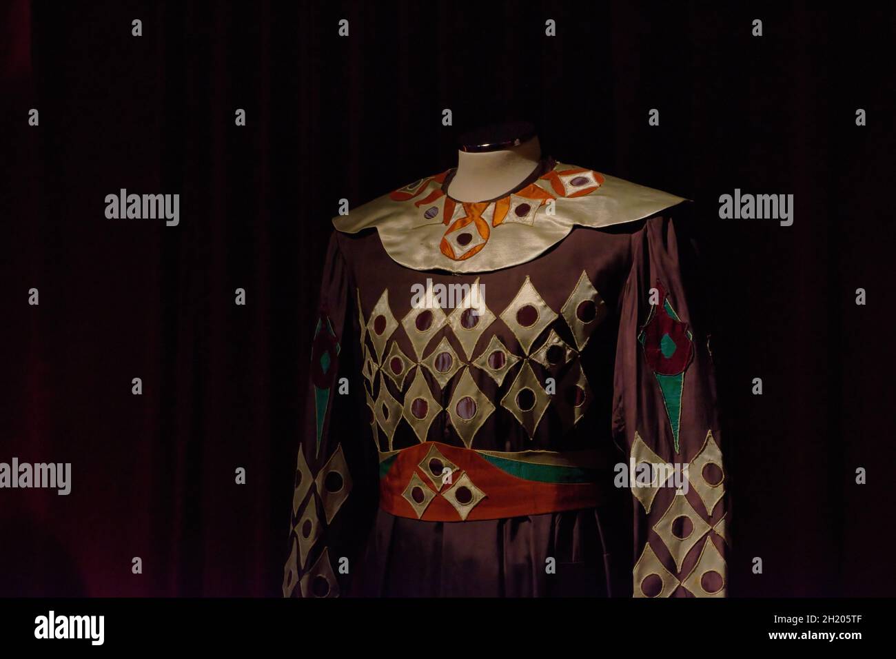 Theater costume maker hi-res stock photography and images - Alamy