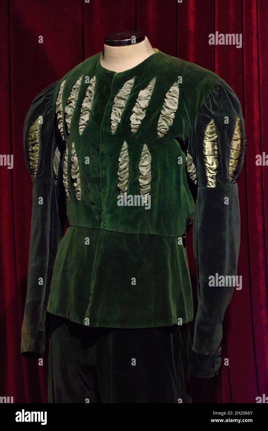 Haute couture costumes hi-res stock photography and images - Alamy