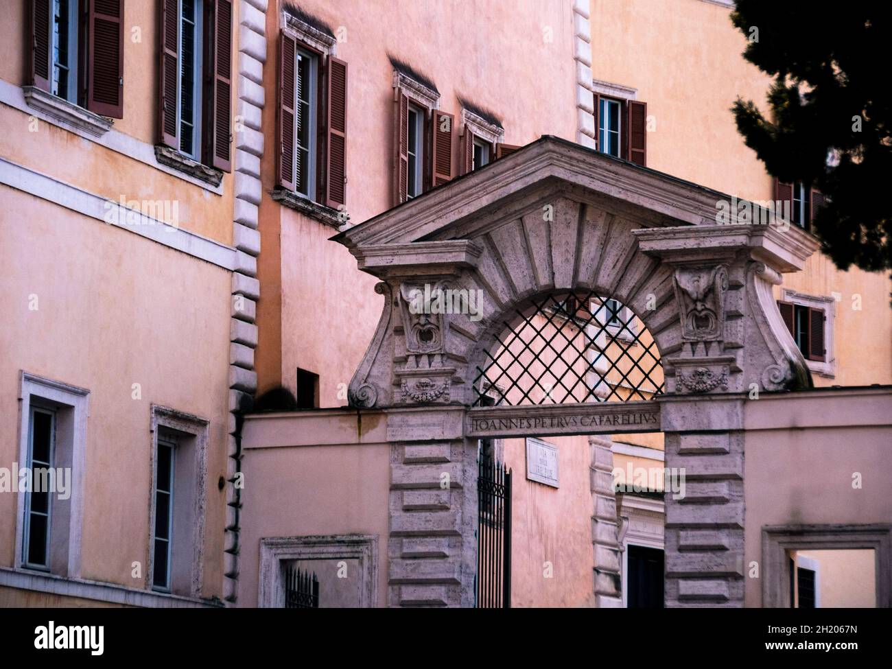 Broken palace entrance gate hi-res stock photography and images - Alamy