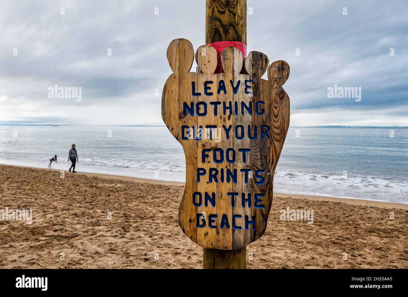 Leave footprints not trash sign hi-res stock photography and images - Alamy